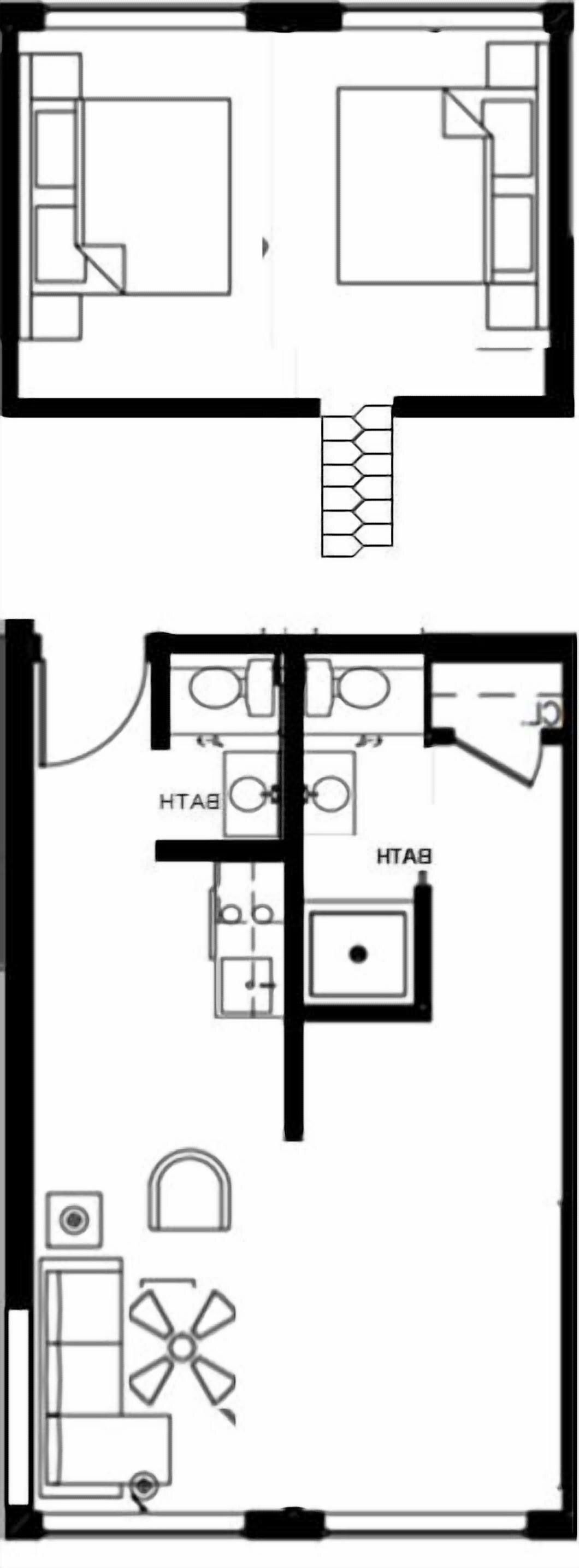 Disposição de quarto de hotel com cama, banheiro e cozinha compacta.