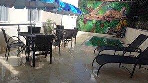 Piscina externa, funciona das 9h às 18h, guarda-sóis, espreguiçadeiras