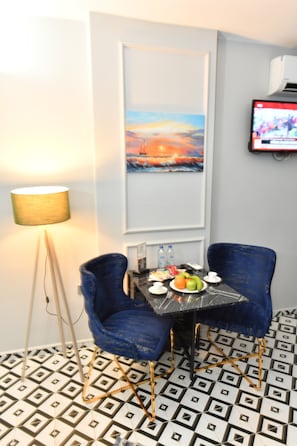 Suíte estúdio conforto | Roupas de cama antialérgicas, frigobar, escrivaninha