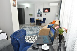 Suíte estúdio conforto | Roupas de cama antialérgicas, frigobar, escrivaninha