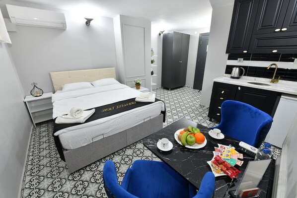 Estúdio econômico | Roupas de cama antialérgicas, frigobar, escrivaninha