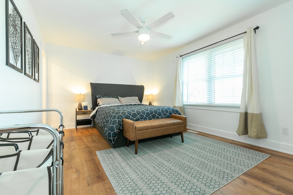 Beautiful Fox River Waterfront House Getaway - Crystal Lake, IL