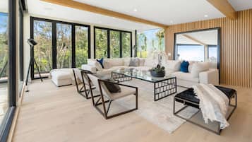 Casa de Luxo, várias camas, acesso à piscina, vista para o oceano (Sea Vista) | Sala de estar | Televisor de ecrã plano de 42 polegadas com canais digitais