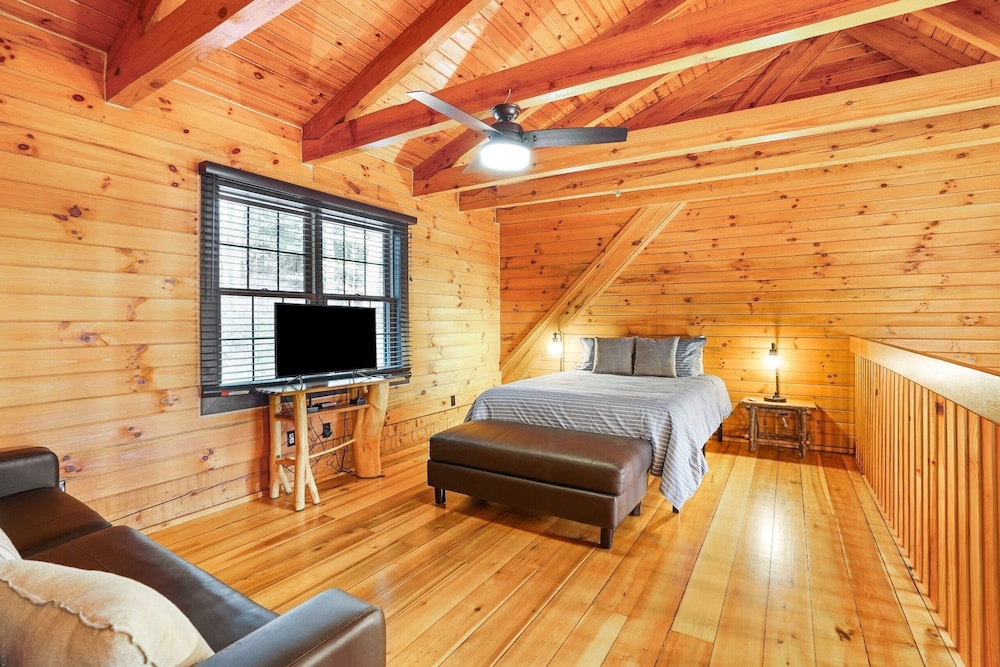 Hemlock Log Cabin On 5 Secluded Acres - Hocking Hills State Park, OH