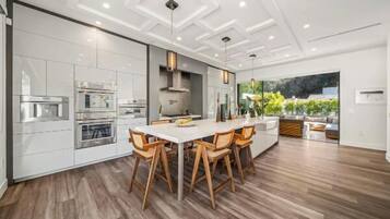 Casa de Luxo, várias camas, acesso à piscina, vista para a montanha (Willow Glen) | Cozinha privada | Um frigorífico, um micro-ondas