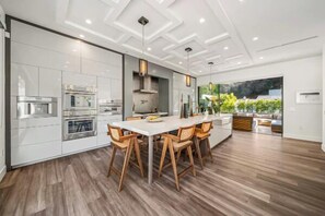 Casa de Luxo, várias camas, acesso à piscina, vista para a montanha (Willow Glen) | Cozinha privada | Um frigorífico, um micro-ondas 
