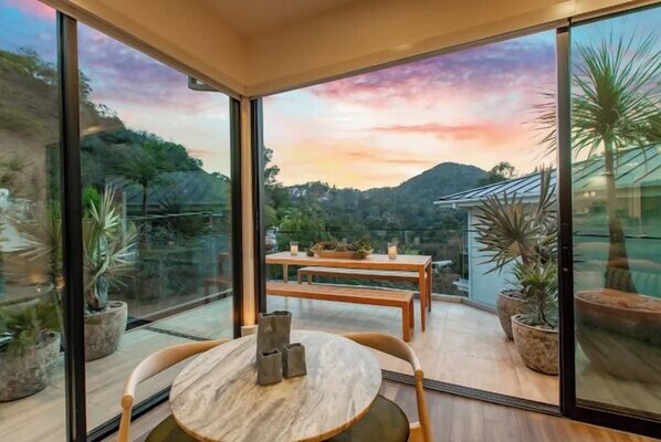 Casa de Luxo, várias camas, acesso à piscina, vista para a montanha (Willow Glen) | Refeições ao ar livre