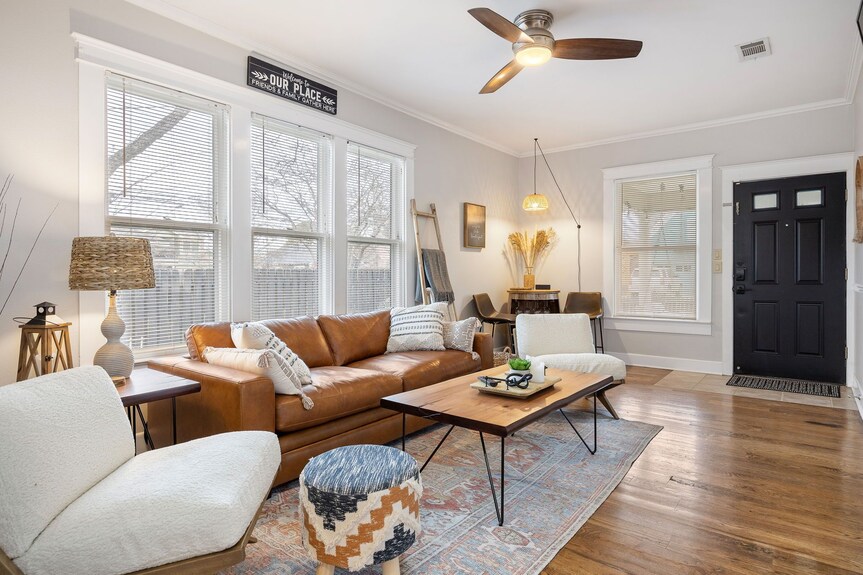 4 Min Walk To Town Square! 3bd 2bath Cozy Historical Home - Georgetown, TX