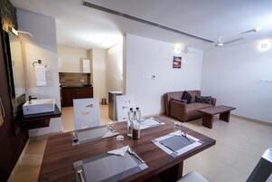 Apartamento básico | Área de estar | Smart TV 40 polegadas com canais digitais