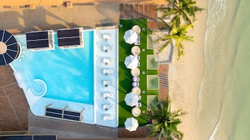 Piscina exterior, da(s) 7:00 à(s) 19:00, toldos gratuitos, guarda-sóis