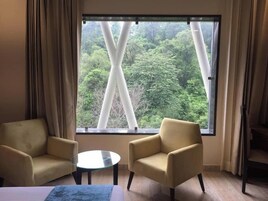 Quarto Superior (WITH FOREST VIEW) | Roupa de alta qualidade, minibar, cofre no quarto, secretária