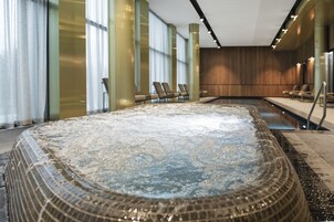 Piscina interior, espreguiçadeiras 