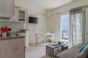 Apartamento, Vista para a cidade | Sala de estar | Smart TV de 32 polegadas com canais digitais, televisor 
