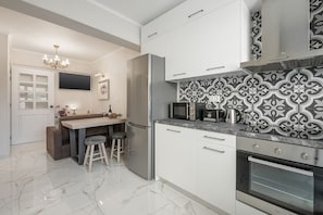 Apartamento Cidade | Cozinha privada | Um frigorífico/congelador grande, um micro-ondas, um forno