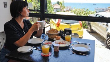 Pequeno-almoço self-service diário incluído