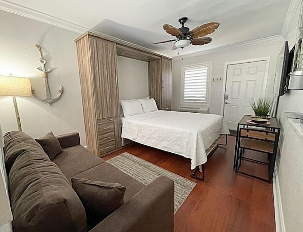 Cool Beach Studio for 2--Steps to Beach - Hollywood | Vrbo