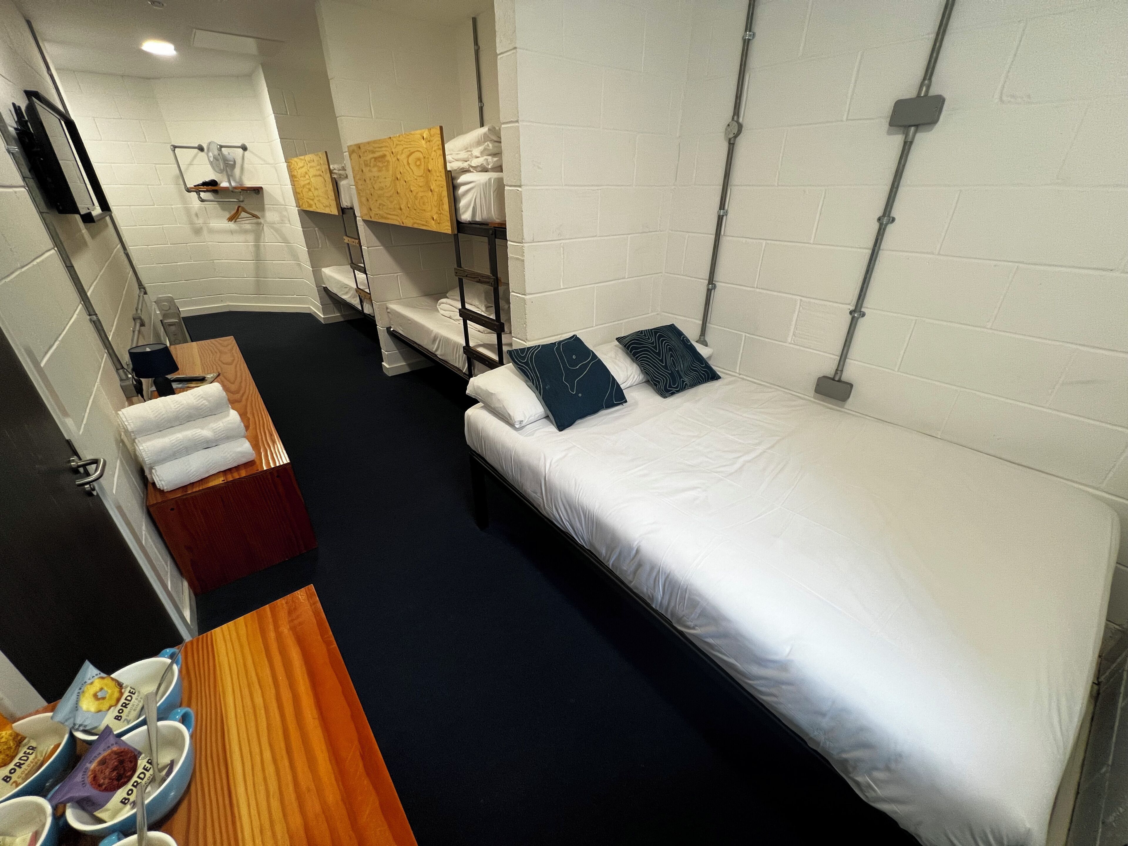 Quarto família | Ferros/tábuas de passar roupa, berços grátis, Wi-Fi de cortesia