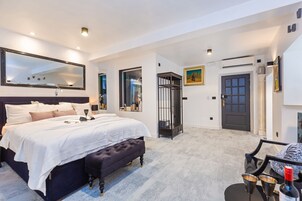 Deluxe Double Room Ground Floor (address: Zamanjina 12) | Com decoração personalizada, com mobília individualizada 