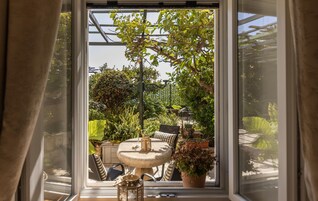 Panoramic Apartment with Jacuzzi (Address: Uz posat 7) | Com decoração personalizada, com mobília individualizada 