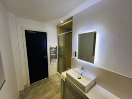 Quarto Quádruplo Deluxe, acessível, casa de banho anexa | Casa de banho | Toalhas fornecidas