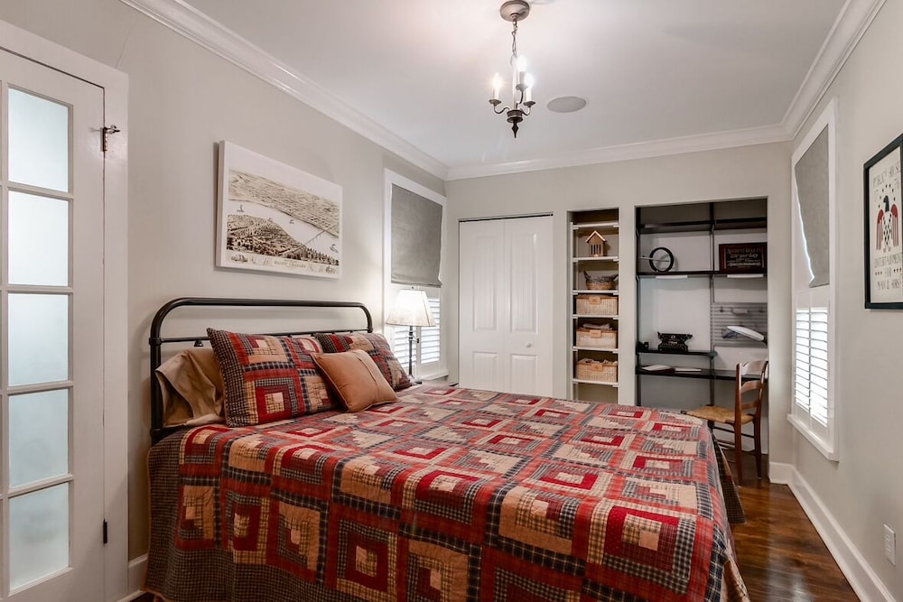 Historic headquarters of city founder! Gated parking! - St. Charles | Vrbo