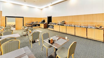 Café da manhã com buffet todos os dias (EUR 19.50 por pessoa)