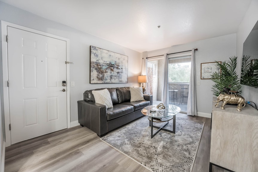 Vegas Condo Near Strip Pools Gated Free Parking And No Resort Fees - Las Vegas, NV