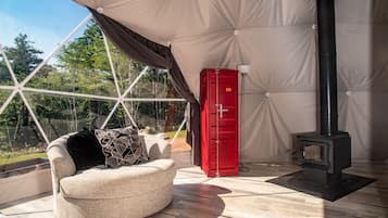 Suíte estúdio superluxo | Área de estar | TV de tela plana 36 polegadas com canais via satélite, TV, livros