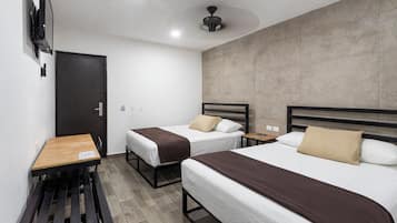 Quarto Duplo Tradicional, 2 camas queen-size | Secretária, secretária adequada para computadores portáteis