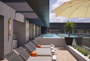 Piscina exterior sazonal, da(s) 8:00 à(s) 20:00, espreguiçadeiras 