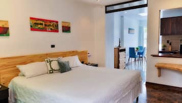 Estúdio superior, 1 cama King, cozinha americana | Individualmente decorados, individualmente mobiliados, escrivaninha