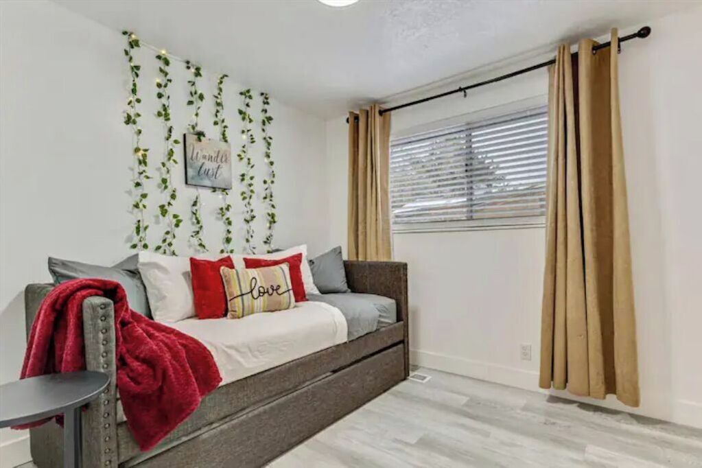 Heated Pool & Hot Tub Open All Year With King Beds, Bar & Much More - Salt Lake City, UT