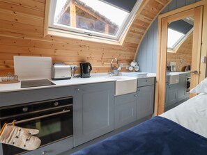 Um frigorífico, uma chaleira elétrica, utensílios de cozinha 