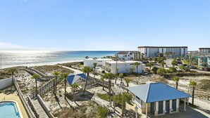 Um imóvel à beira-mar com piscina, um pavilhão coberto e vista para o oceano.