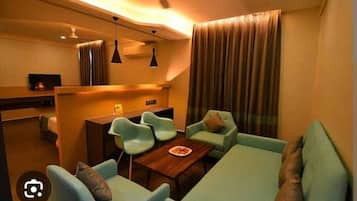 Quarto casal ou duplo com design assinado, 1 quarto, para não fumantes, vista para a cidade | Área de estar | Lareira, impressoras