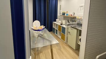 Quarto casal ou duplo família (Scirocco) | Cozinha privada | Geladeira grande, micro-ondas, cafeteira/chaleira, chaleira elétrica