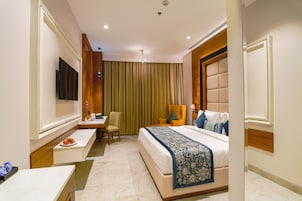 Quarto casal luxo | Frigobar, cofres nos quartos, escrivaninha