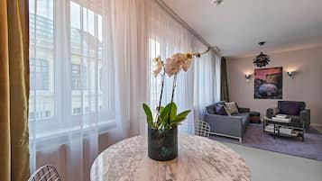 Apartamento Cidade | Sala de estar | TV de ecrã plano