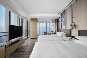 Edredões de penas, minibar, cofre no quarto