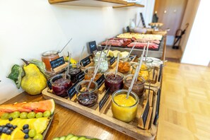 Pequeno-almoço inspirado na cozinha local diário (18 EUR por pessoa) 