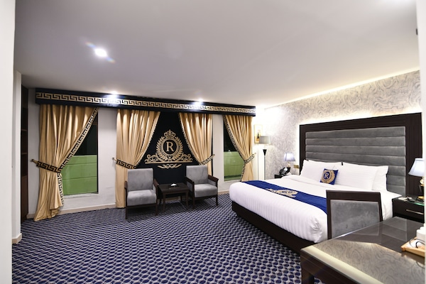 Quarto Executivo | Roupa de alta qualidade, minibar, secretária