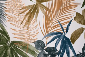 Parede com padrão de folhagem tropical.