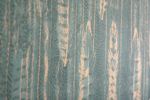 Close-up de uma superfície texturizada com linhas verticais e aparência desgastada.