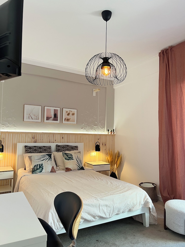 Room In Apartment Shared With Other Guests - Amadora