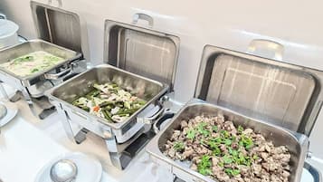 Café da manhã com buffet grátis todos os dias