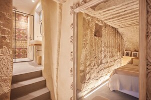 Quarto casal design | Banheiro | Chuveiro, produtos de toalete grátis, secador de cabelo, bidê