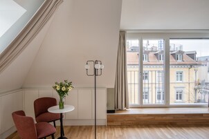 Suíte estúdio luxo | Área de estar | TV de tela plana 40 polegadas com canais via satélite, TV