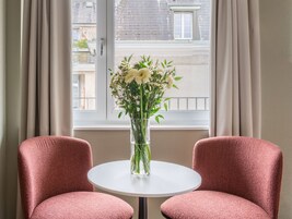 Suite-Estúdio, varanda | Sala de estar | Televisor de ecrã plano de 40 polegadas com canais via satélite 