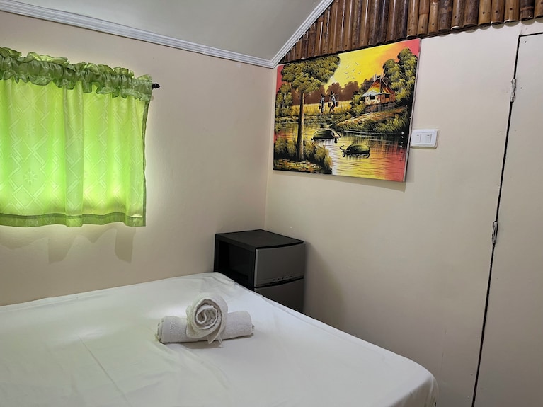 Local Style Cottage In A Garden Setting - Cosy Comfort With A/c - San Fernando