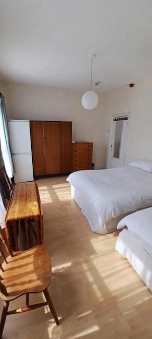 Quarto quádruplo | Escrivaninha, espaço de trabalho para notebook